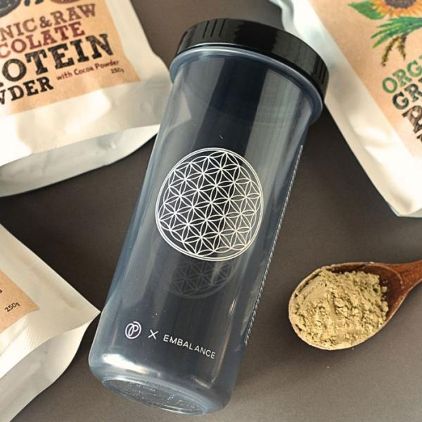 鮮度保持素材であるEMBALANCE（エンバランス）加工を施したプレマルシェオリジナルシェイカー。強いエネルギーを持つといわれる「フラワーオブライフ」を、中身の液体をはさみこむように前面と背面に配置しました。フラワーオブライフは宇宙の有象無...