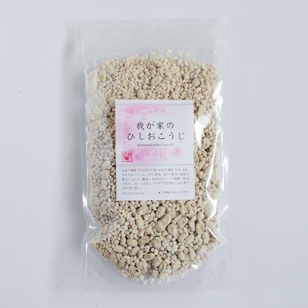 自家製ひしおこうじにチャレンジ！国産の穀物と豆（裸麦、大豆、米）をこうじにし、コクと甘味、旨さが際立つ独自の配合にしました。お家で醤油・水を加えて、じっくり発酵・熟成させて、自家製のひしおこうじ作りが楽しめるキットです。醤油の種類や熟成期間...