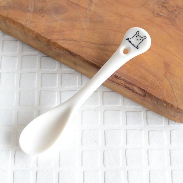 とても口当たりのよい形状の森修焼スプーンです。お子様用のスプーンとしてはもちろん、スイーツを食べるときやティースプーンとしても◎プレマスタッフでグラフィックデザイナーの矢田香織さんのとびきりキュートな動物のイラストを森修焼にのせました。文字...