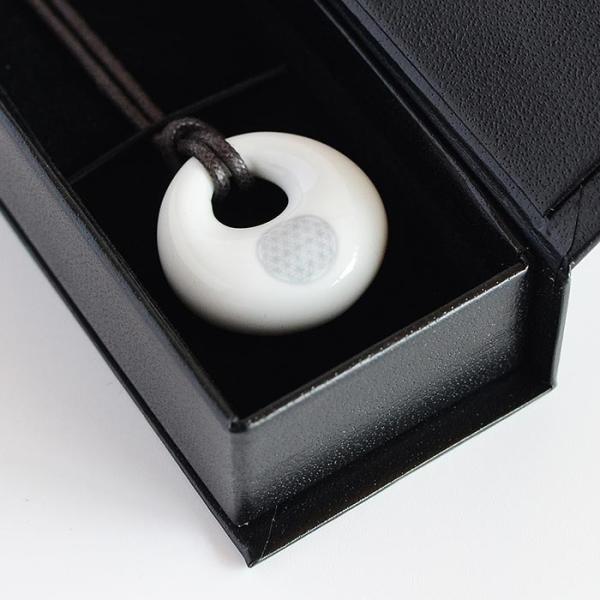 高純度の釉薬を使用して作られた陶器製のペンダント。「森修焼 ほっとペンダント 未来」に神聖幾何学に基づくフラワー・オブ・ライフをあしらいました。フラワーオブライフは宇宙の有象無象や生命の根源を表し、命のサイクルを示すとされる幾何学模様。古来...