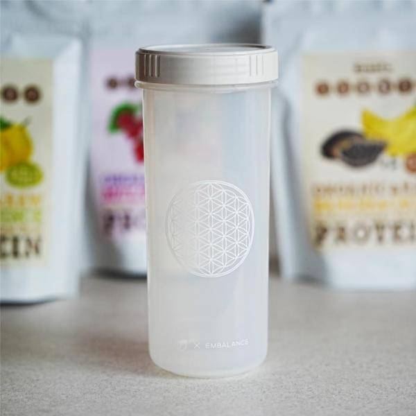 鮮度保持素材であるEMBALANCE（エンバランス）加工を施したプレマルシェオリジナルシェイカー。強いエネルギーを持つといわれる「フラワーオブライフ」を、中身の液体をはさみこむように前面と背面に配置しました。フラワーオブライフは宇宙の有象無...