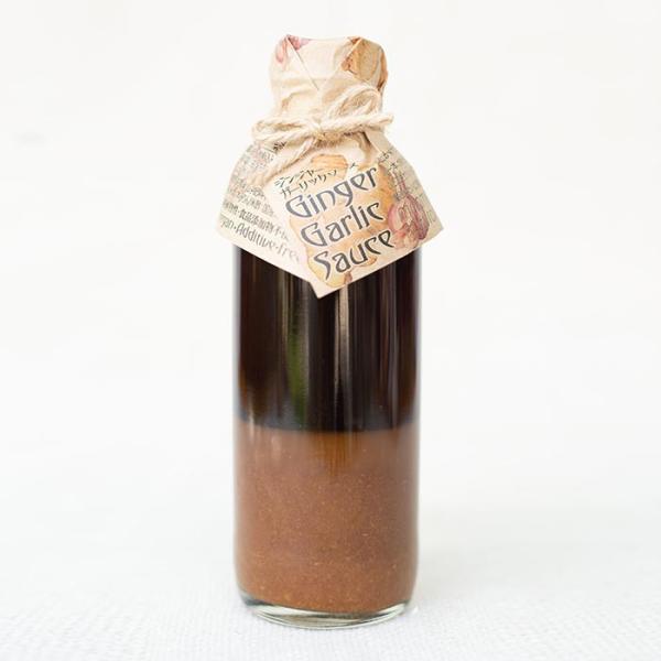 炭素循環農法（農薬不使用・無肥料）で育てた生姜と同じく農薬不使用・無肥料ニンニクをたっぷり使った、なんでも美味しくなっちゃう魔法のソースです！小豆島産の木桶仕込み天然醸造しょうゆ、国産原料１００％使用の酒とみりん、TEJAKULA完全天日海...
