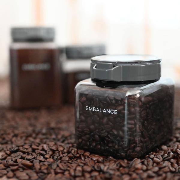 ワンプッシュでオープン！UVカット加工のため、コーヒー豆など、紫外線に弱い食品の保存にぴったりです。ナッツ類や乾物、お茶パックなどにも。開口部が広く、内部のすみずみまでお手入れがしやすくなっています。■サイズ：105×130×123mm■紫...