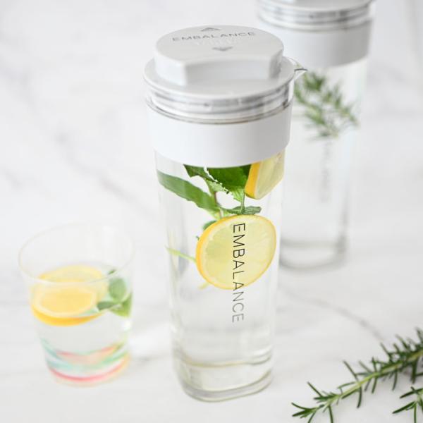 スリムでお手入れ簡単！冷蔵庫のポケットに入るサイズ感のジャグです。■サイズ：112×100×高さ265mm■日本製■縦にも横にも置けて便利■底面が四角で倒れにくい■パーツはすべて分解して洗えるので衛生的■熱湯OK■BPA FREE※食器洗浄...