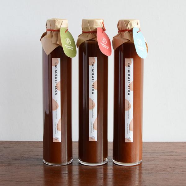 カカオニブ香る、新しいクラフトコーラもともと、薬として開発された「コーラ」。原点に立ち返り、ベトナムの農園で丁寧に栽培されたカカオと厳選したスパイスが織りなす、体にやさしいクラフトコーラです。カカオニブの芳醇な香りとスパイスの奥深い味わいが...