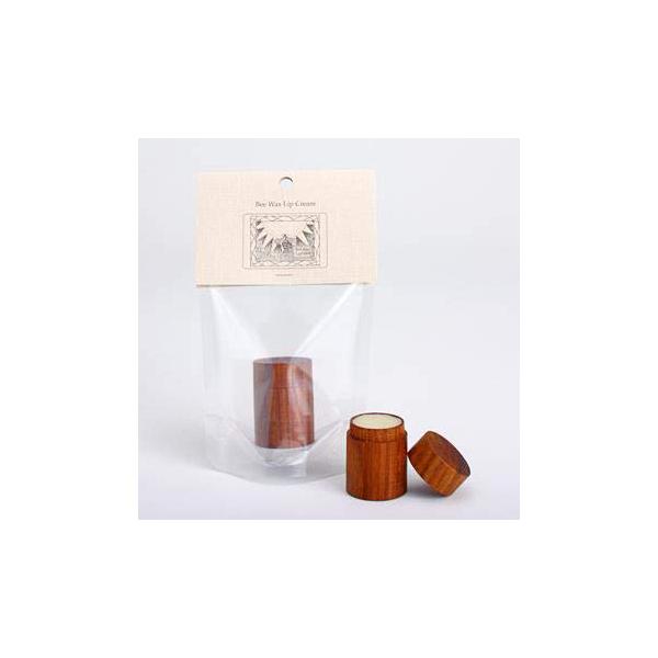 花粉の季節の鼻の下のかさつきにも最適！なめらかなリップを演出するかわいい一品 このリップクリームの始まりは、ネパールでパーマカルチャーを広めた、JUDI女史が自分の為に作り、使っていたものです。自分達で作り上げた、清浄な農場の恵みを素材にし...