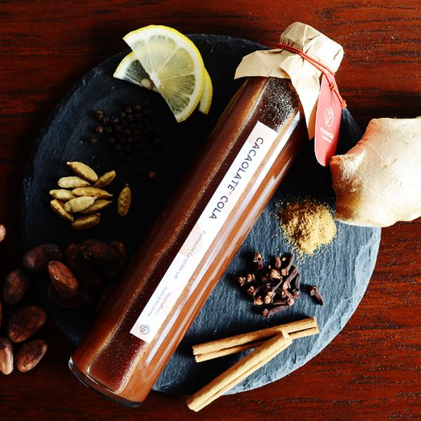 カカオニブ香る、新しいクラフトコーラもともと、薬として開発された「コーラ」。原点に立ち返り、ベトナムの農園で丁寧に栽培されたカカオと厳選したスパイスが織りなす、体にやさしいクラフトコーラです。カカオニブの芳醇な香りとスパイスの奥深い味わいが...