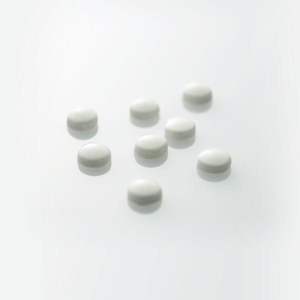 肩・腰・首・お腹など、 からだの不快な部分に貼るだけ！【貼り方】 つるつるした面を肌に密着させ、不快な部分に付属のテープで左右対称に貼り付けて下さい。 サイズ： φ8mm、貼付けシール付き （1シート12枚×3シート）