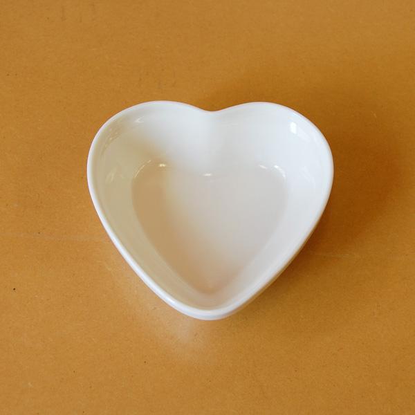 積み重ねが出来ますので、すっきり収納。4枚並べると四葉のクローバーに！ デザートや小鉢として最適です。売上げのうち300円をプレマ基金とし、被災地支援活動に活用させていただきます。■電子レンジOK■食器洗い乾燥機OK■遠赤外線■日本製