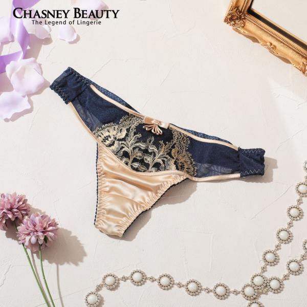 CB3100/19■商品情報■定価（税抜き）5,600円コレクション名：AMBERヒップラインが出にくいだけでなく、バックスタイルが美しい上品で華やかなタンガショーツ。上品なネイビーとゴールドのお色味が魅力的なデザイン。《セットでお求めのお...