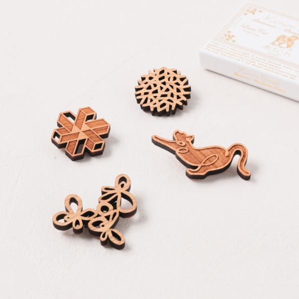 ■商品情報■木製ブローチ：Cotch定価（税抜き）1,400円純国産クルミ材を使用したアクセサリーブランド「木tch」。国産のクルミ材をレーザーカットにより超繊細な模様を施し、柿渋と蜜蝋を、一つ一つ手仕事で丁寧に塗り重ね仕上げています。余計...