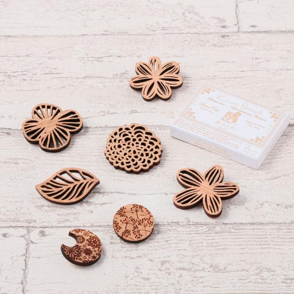 ■商品情報■Cotch定価（税抜き）1,200円日本の森のクルミの木から生まれたアクセサリーブランド。木の優しい表情を大切にしながら緻密な模様を刻み、柿渋と蜜蝋で丁寧に仕上げています。おしゃれとサステナブルを両立して「森の循環」を生み出して...