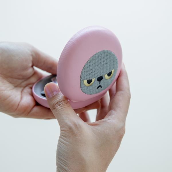 ■商品情報■アングリーマチコ／マルチケース 7060AGM091定価（税抜き）1,400円この度ビスクからオリジナルキャラクターが誕生しました。マチコ巻き*をしているネコのマチコさん。現代のストレス社会を怒り顔でたくましく生き抜きます！マチ...