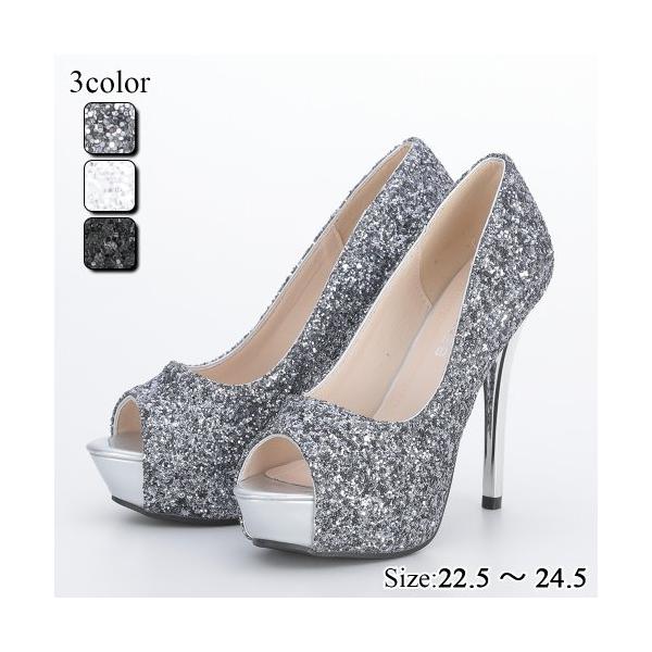 きらきら輝くグリッター（ラメ）生地を全体的にほどこした華やかなパンプス。エレガントで高級感があってコーデ全体を華やかに引き立ててくれます。女性らしい足元を演出してくれる一足は、様々なドレスや洋服と合わせていただきやすく、華やかな場面にぴった...