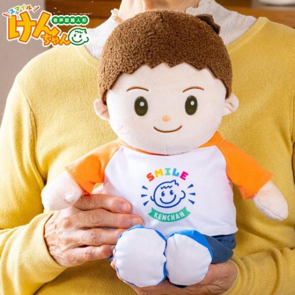 【発売日：2024年07月31日】今日から我が家が楽しくにぎやかに！元気な６歳の男の子と笑顔溢れる毎日を♪あなたの声にお返事！楽しい気分で会話が弾みます!「スマイルけんちゃん」は本当の６歳の男の声で作られた、会話できる音声認識人形です。　音...