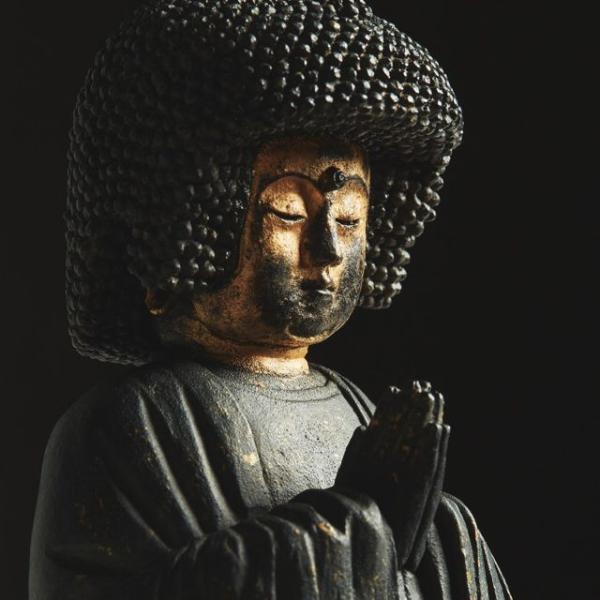 仏像と過ごす贅沢な時間。ときに自己を呼び覚まし、ときに極上の癒しをもたらす。・・・掌サイズの卓上ミニ仏像TanaCOCORO「掌」シリーズから理想の極楽浄土を求める阿弥陀の姿「五劫思惟阿弥陀（ごこうしゆいあみだ）」が登場です。【TanaCO...