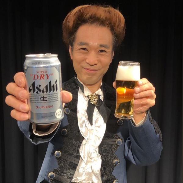 プロマジシャン直伝！缶ビールが２回変化します！缶ビールを持って示します。１枚の大きなカードをあらためて、缶ビールをカバーすると・・・瞬間に缶ビールの銘柄が変化するのです。再び、カードをあらためます。そして、もう一度缶ピールをカードでカバーす...