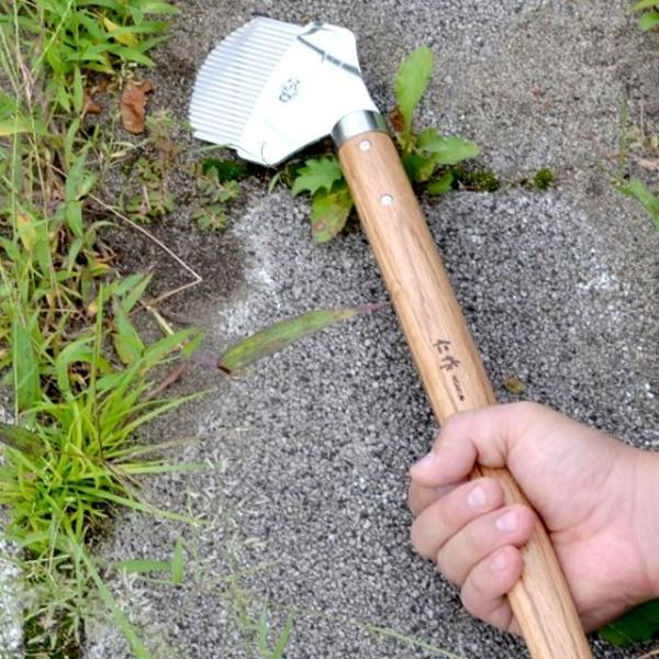 コンクリート等の隙間に生えた手強い雑草をシャキッと一発刈り！駐車場・塀際・石畳・花壇・道路の隙間に生える雑草専用ブレード！作業効率の高い両手仕様プロモデル！ハードな除草を強いられる環境に適したロング木製柄＆交換刃対応！『両手持ち用強化型雑草...