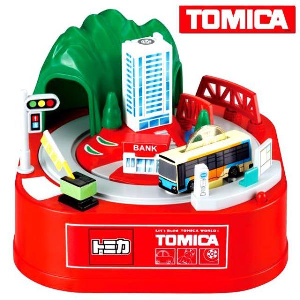 【発売日：2023年08月10日】トミカの世界観で再現された街並みをバスがコインを乗せて走行！出発進行！テンションMAX！「ぼくのトミカ」の歌がBGM♪トミカがコインを運ぶ夢の貯金箱！硬貨をバスに乗せて...いつものバス停から出発進行！ご存...