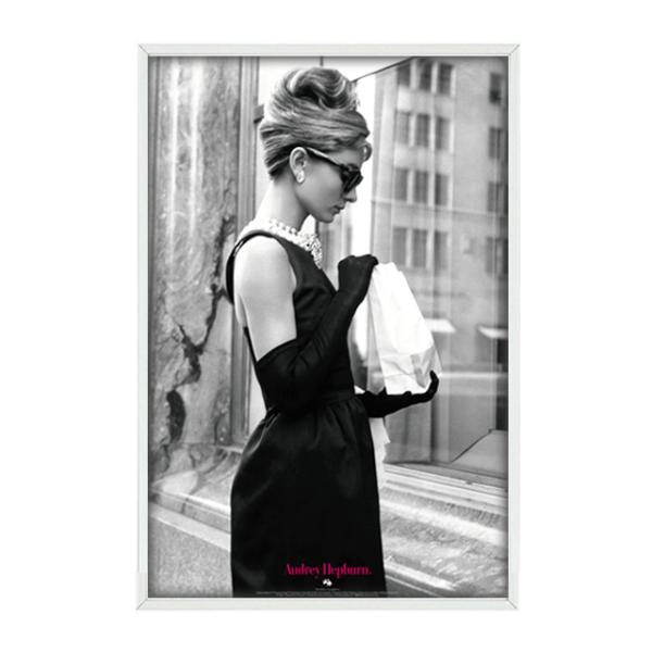 永遠の妖精オードリーを現代空間のアイコンとしてインテリア！オードリー・ヘプバーン財団公認。魅了するK-1サイズポスターコレクション！ルームインテリアとして映える”ホワイトフレームセット”！20世紀最高の美しき女優。”永遠の妖精”として世界中...