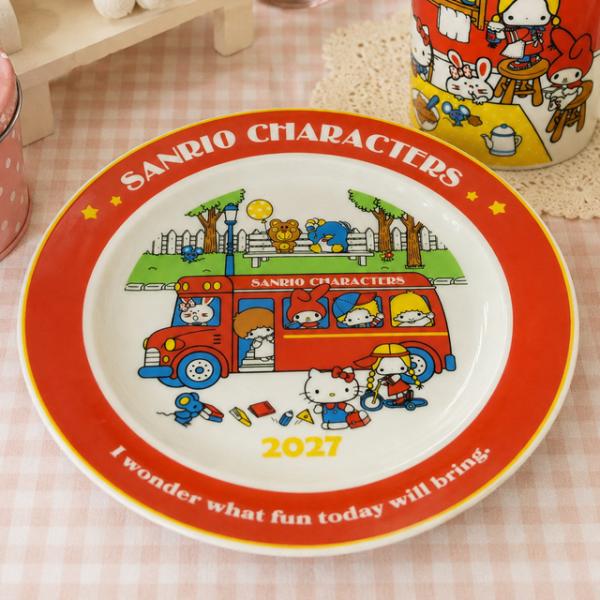 【発売日：2026年10月27日】爆買 毎年サンリオファンが待ち焦がれる「イヤーズプレート」。2027年の絵柄も懐かしさあふれる世界観一色でステキです!サンリオファンが毎年待ち焦がれる商品があります。それが、「イヤーズプレート」直径20cm...