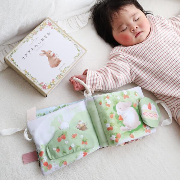 ふんわりえほん うさぎたちのお茶会　布絵本　ギフトボックス入り　GIFTBOX仕様　amanoppo　あまのっぽ　ブランド amanoppo(あまのっぽ)対象年齢 6ヶ月以上セット内容 本体×1 カラビナ×1材質・素材 [本体]ポリエステル...