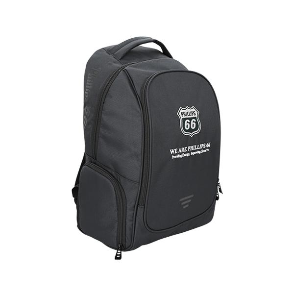 大開口のメインポケットはヘルメットなどの大きなものが収納可能です。汚れ物や靴などを側部開口部から分室に収納可能です。背中部分はムレにくいメッシュ素材で優しくフィットします。フロントポケットで小物をスッキリ収納できます。クッション付きのPC・...