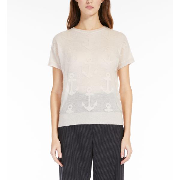 MAX MARA イタリアより入荷。上質なモヘヤガーゼ生地を使用した半袖セーター。14ゲージの3Dジャカード編みされたニットは、とても軽量でコンフォートな着心地をお楽しみいただけます。シルエットはラウンドネックのリラックスフィット。レッドは...