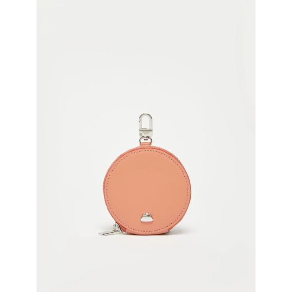 MAX MARA イタリアより入荷。フロントにメタルのPasticcino Bagのディテールでカスタマイズされたラウンド型。ウィークエンド マックス マーラのバッグに取り付けられる小さな金属製の留め具が付属しています。並行輸入品のため、正...