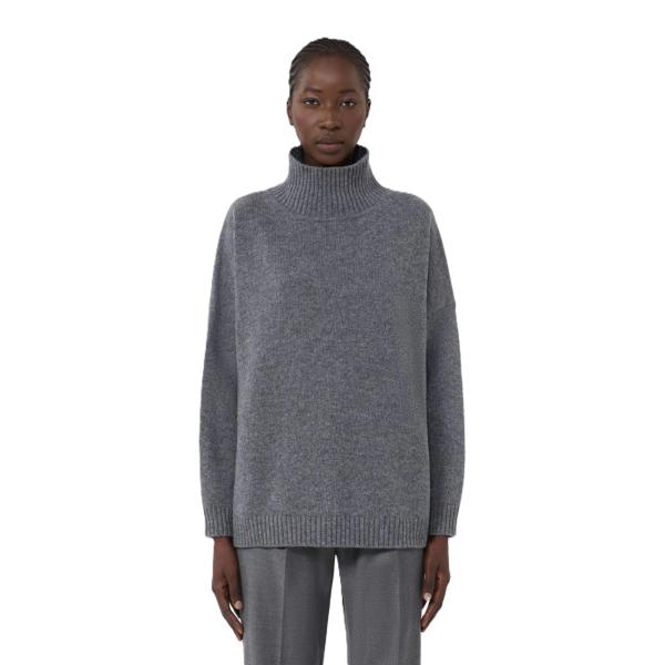 MAX MARA イタリアより入荷。リラックス感のあるシルエットに仕上げたピュアウールニット。上質なウールのソフトな肌触りと、暖かさが魅力です。幅広のリブ編みのハイネックにややオーバサイズ。低めのローセットインスリーブがリラックスした雰囲気...