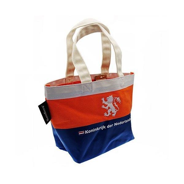 国旗をモチーフにした Bandiera（バンディエラ）ブランドのミニトートバッグです。オランダ国旗とナショナルカラーのオレンジ色をミックスし、地図と紋章のライオンを加えたデザイン。ポピュラーなサイズで使いやすいバッグです。内ポケット付。綿1...