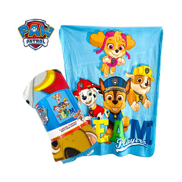 パウ・パトロールのフリースブランケットです。薄手で軽くてあたたかい！使いやすいブランケットです。大きめなので、お子様の毛布としても♪お昼寝などにもおすすめですよ☆チェイス・マーシャル・ラブル・スカイ、人気キャラクターがプリントされていて、カ...