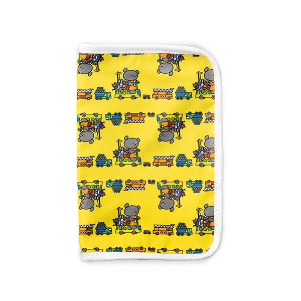 人気絵本のこぐまちゃんシリーズ。お薬手帳や診察券、母子手帳などの必要なものをすっきり収納できる大容呈で便利なマルチポーチ。用途に合わせて、必要な時にカードケースだけを取り出せます！ベビー関係の大切なものをまとめておけるかわいいマルチポーチで...