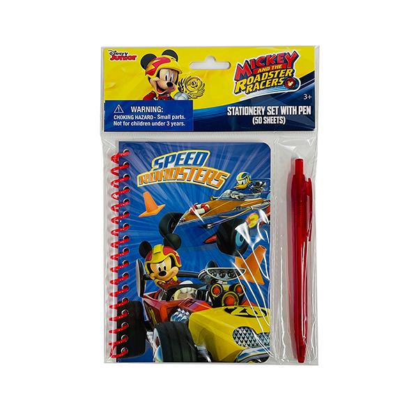 ミッキーのメモ帳＆ペンセットです。小さめサイズでちょこっと書くのに便利♪プレゼントにもおすすめです☆【サイズ】・パッケージ：23×16cm・メモ：15.5×11cm・ボールペン：14cm【内容】メモ帳 50シート（罫線8mm）、ボールペン(...