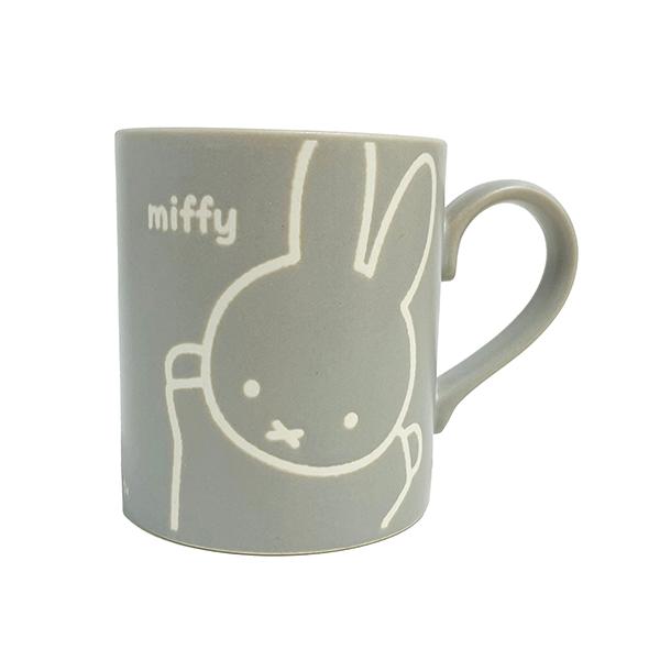 ★★日本製★★ミッフィーちゃんのマグカップです。マットな質感と大人かわいいニュアンスカラーが素敵。普段使いに丁度いい大きさです。ボックス入り。■本体サイズ：約φ75×H90mm■ボックスサイズ：H95×W10.5×D8.5mm■材質：陶磁器...