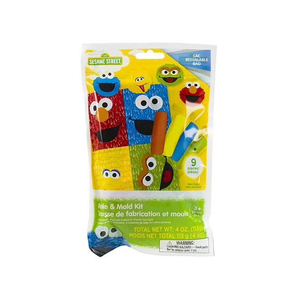 セサミストリートのねんどアクティビティーセットです。アメリカからの輸入品です。カラーねんどで、エルモやクッキーモンスターを作れるよ♪パッケージはジップ付きなので使った後はしまっておけて便利です。（内容）・4 dough colors ねんど...