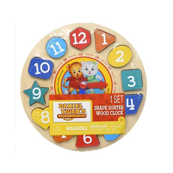 Daniel Tiger's Neighborhoodの木製の時計のおもちゃです。インポートならではのおしゃれな色合い♪時間の数字パーツは外すこともでき、型はめパズルや積み木として遊んだり、遊び方は色々です。楽しく時計のお勉強もできそうです...