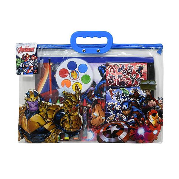 アベンジャーズのステーショナリーセットです☆キャプテンアメリカ や アイアンマン が描かれた透明のビニールトート入り。ビニールトートはA4サイズです。ぬり絵＆お絵描き帳・クレヨン・固形絵の具・シールのセットです。アメリカからのインポート品で...