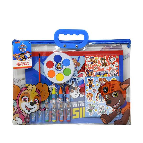 パウパトロールのステーショナリーセットです。透明のビニールトート入り。ビニールトートはA4サイズが入ります。ぬり絵＆お絵描き帳・クレヨン・固形絵の具・シールのセットです。アメリカからのインポート品でかわいいですよ。Disney Prince...
