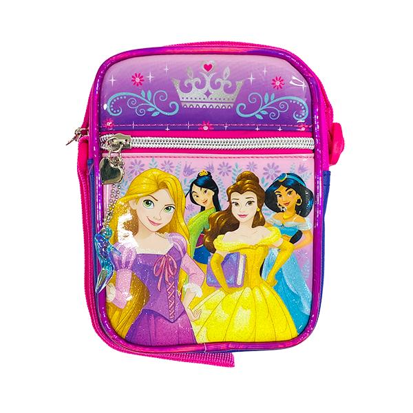 ディズニープリンセスのスクエアショルダーバッグです。シンプルな縦型タイプで、外ジップポケットがひとつついています。お子様のお出かけポシェットにピッタリのサイズ感です。プレゼントなどにもおすすめですよ。■サイズ：約H17×W12×D4cm■シ...