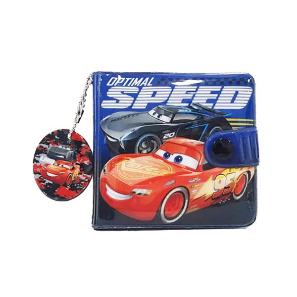 カーズの二つ折りビニール製お財布です。ライトニングマックィーンがかっこいい！小さなお子様のお財布デビューにぴったりです！【サイズ】閉じた状態：縦9×横9.5×厚み1cm開いた状態：縦9×横19.5cm【仕様】札入れ×1カード入れ（半透明）×...