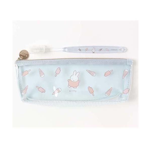 たくさんの「おいしいもの」に囲まれたミッフィーのイラストがキュートな歯ブラシポーチ。歯ブラシの他にも歯磨き粉やコンタクトケースなどを収納できます。水に強いビニール素材を使用、底面が通気性の良いメッシュになっているので衛生面でも安心。旅行のお...