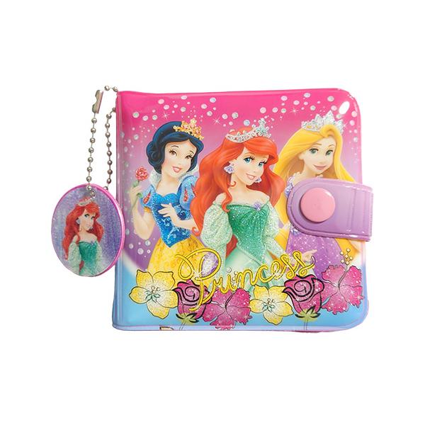 ディズニープリンセスの二つ折りビニール財布です。6人のプリンセス、アリエル、ラプンツェル、白雪姫、ベル、シンデレラ、ジャスミンのデザイン。とっても華やかなお財布です。ラメもキラキラしてかわいいですよ。小さなお子様のお財布デビューにぴったりで...