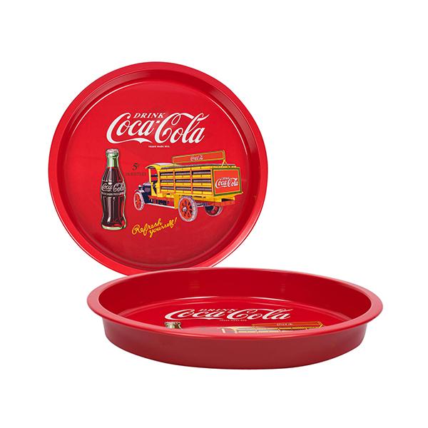 コカ・コーラのラウンドトレイです。USAから輸入のthe tin box company社製。ちょっぴりレトロな雰囲気のブリキ缶のまるいトレイです。●サイズ:約直径31.5×3.5cm（内側サイズ：約直径27×3.5cm）●材質：スチール他...