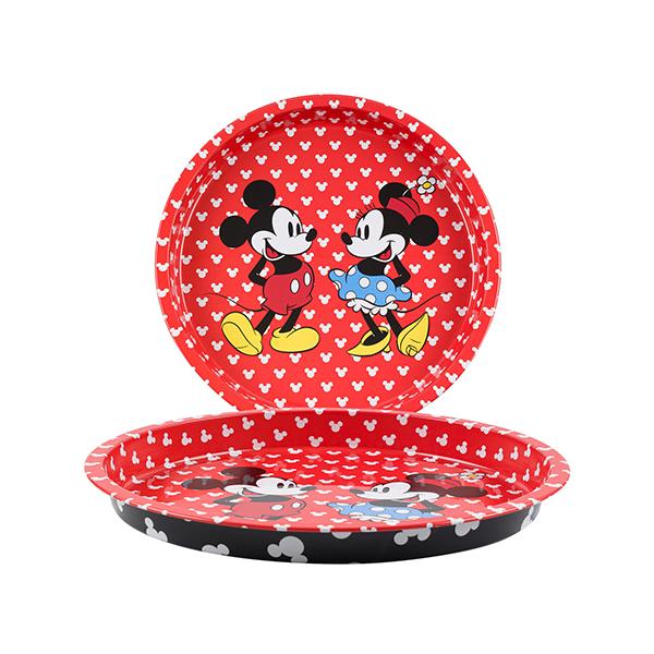 ミニーちゃんのラウンドトレイです。USAから輸入のthe tin box company社製。ちょっぴりレトロな雰囲気のブリキ缶のまるいトレイです。●サイズ:約直径31.5×3.5cm（内側サイズ：約直径27×3.5cm）●材質：スチール他...