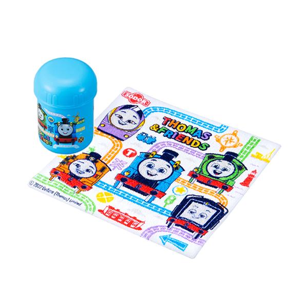 きかんしゃトーマスのおしぼり＆ケースセットです。トーマス＆フレンズが描かれていて楽しい雰囲気のおしぼりセット。入園準備や遠足などにおすすめです。●セット内容：ケース、おしぼり×各1●ケースサイズ：6.3φ×H9.1cm●おしぼりサイズ：31...