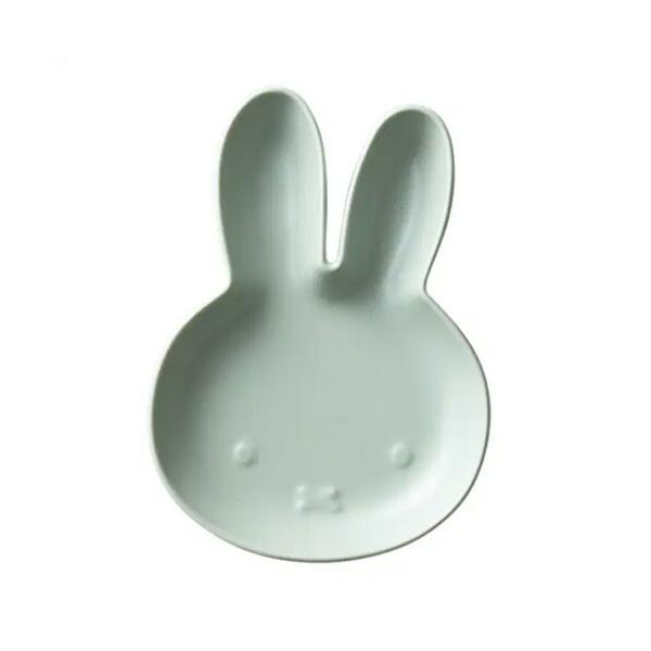 ミッフィーのダイカットプレートSサイズです。かわいいミッフィーの形をしたお皿♪とりわけに便利なかわいい小皿は何枚も揃えたくなりますね。テーブルにあるだけで気分が上がりそうですよ♪パッケージもかわいらしいのでプレゼントにもおすすめです。・サイ...