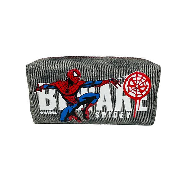 スパイダーマンのペンケースです。マイルスの迫力あるイラストとデニム調の質感がかっこいい！たっぷり入る大きめサイズ。年齢問わず使えそうなペンケースです。●サイズ：約W19×H10×D5cm●材質:PU　他