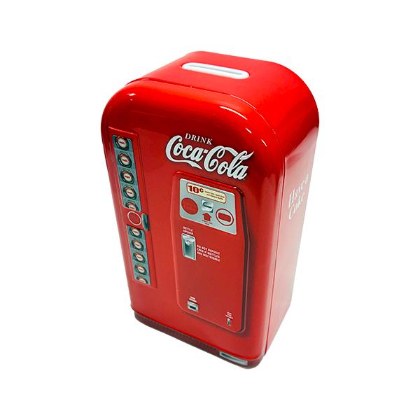 コカ・コーラの貯金箱です。USAから輸入のthe tin box company社製。ちょっぴりレトロな雰囲気のブリキ缶の貯金箱。自販機型がユニークな商品で、扉のようにパカっと開くので、小物入れとしてもご利用いただけます。●本体サイズ：約H...