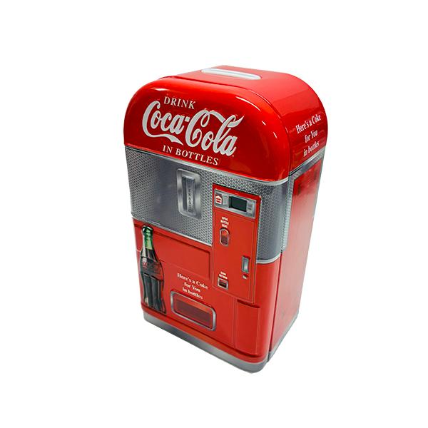 コカ・コーラの貯金箱です。USAから輸入のthe tin box company社製。ちょっぴりレトロな雰囲気のブリキ缶の貯金箱。自販機型がユニークな商品で、扉のようにパカっと開くので、小物入れとしてもご利用いただけます。●本体サイズ：約H...